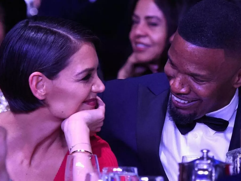 Katie Holmes နဲ့ Jamie Foxx တို့ဟာ ကောလဟာလတွေကွဲနေပေမယ့်လည်း အားကောင်းနေဆဲပါ။