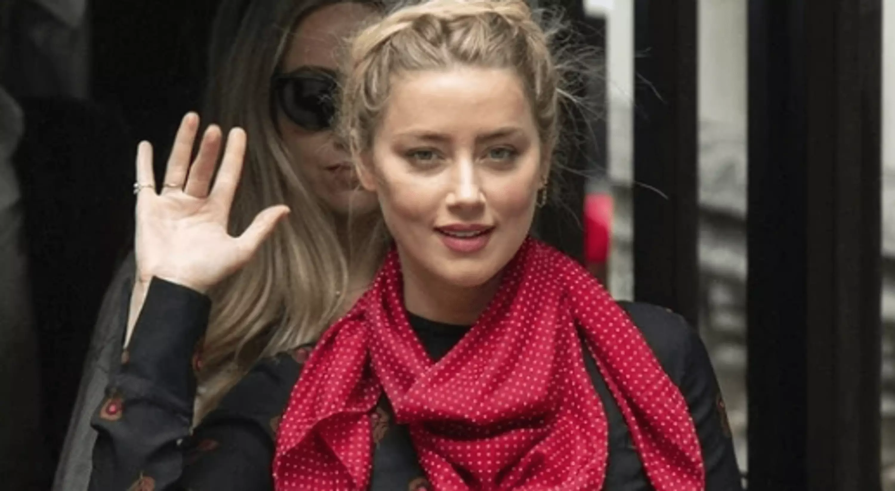 Amber Heard Conni Deppin hökmünü ləğv etməyə çağırır