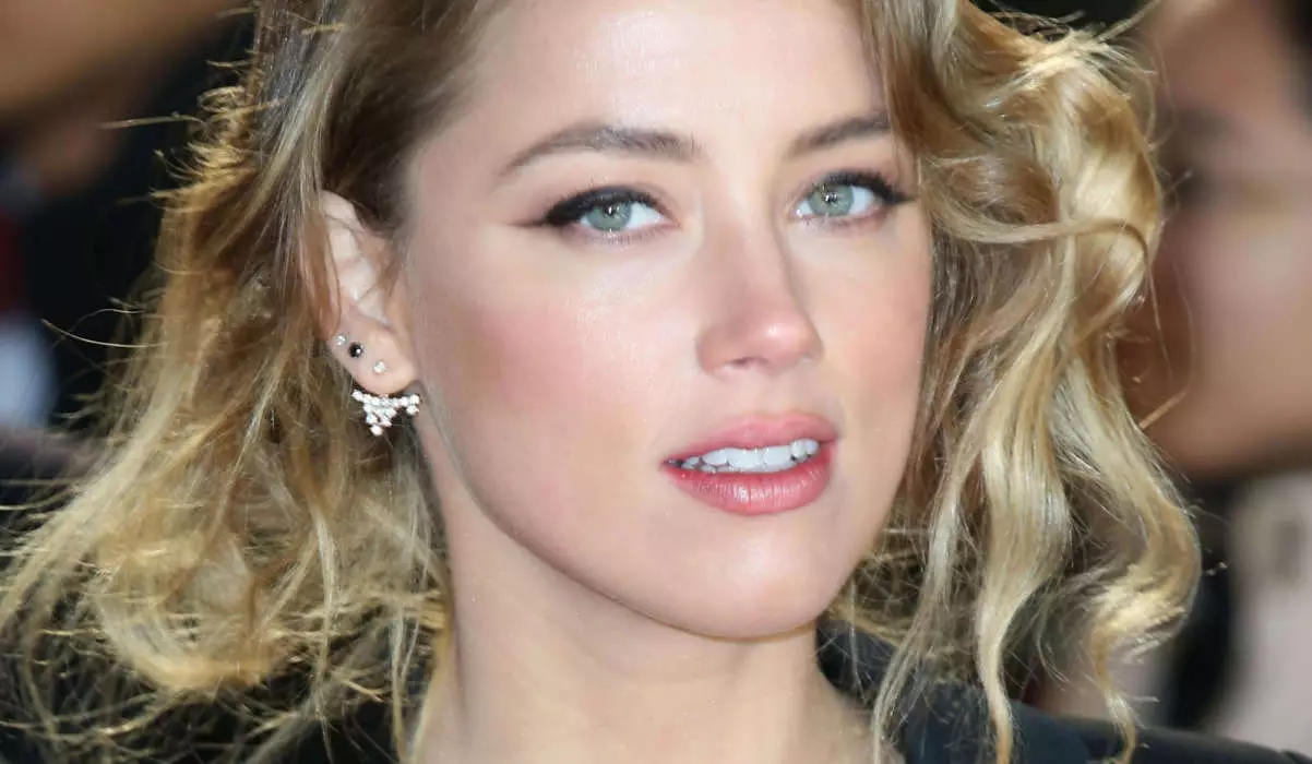 Amber Heard dice que Johnny Depp una vez le tiró 30 botellas a la cabeza en 2015