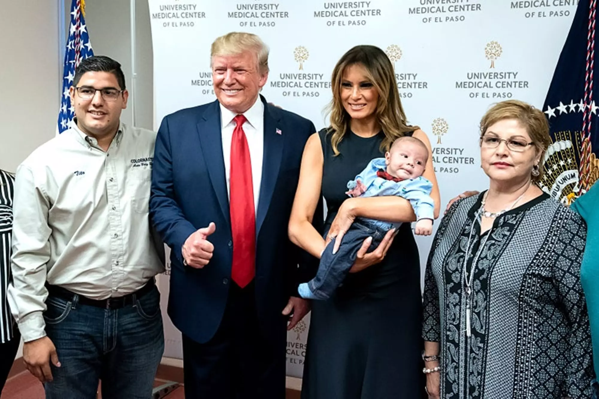 Melania Trump se nasmehne, Donald pa dvigne palec na fotografiji z ranjenim dojenčkom, ki je v streljanju v El Pasu izgubil oba starša, Andreja in Jordana Anchondo; Sledi drama