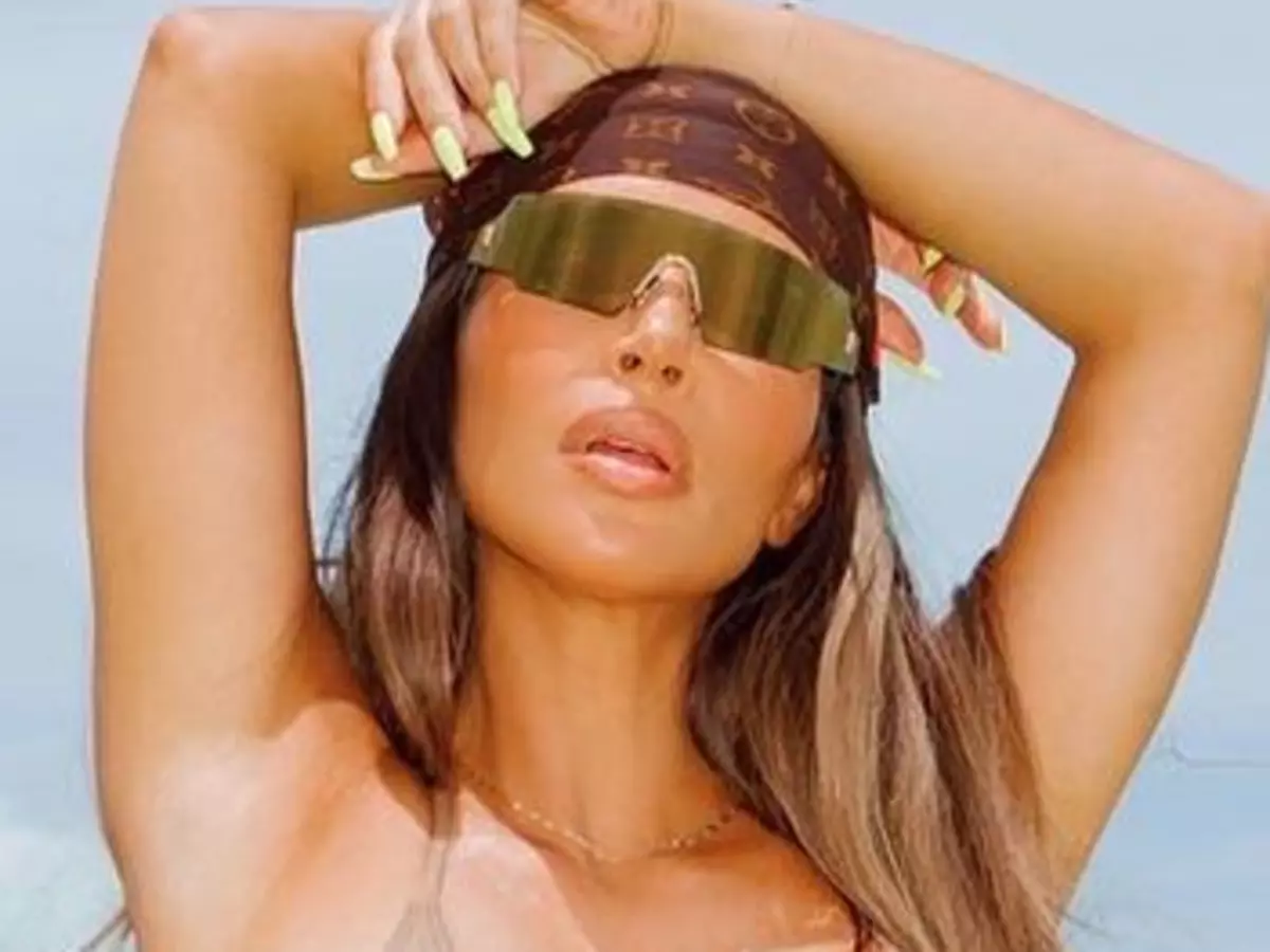 Kim Kardashian obviněná z neúspěchu Bikini Photoshop — viz obrázek