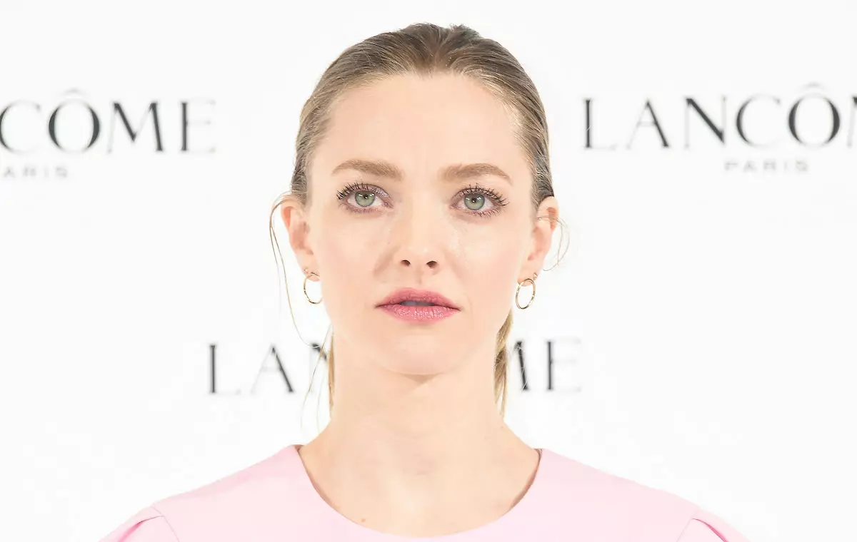 Amanda Seyfried Perdis Gravan Rolon En Venonta Muzikalo