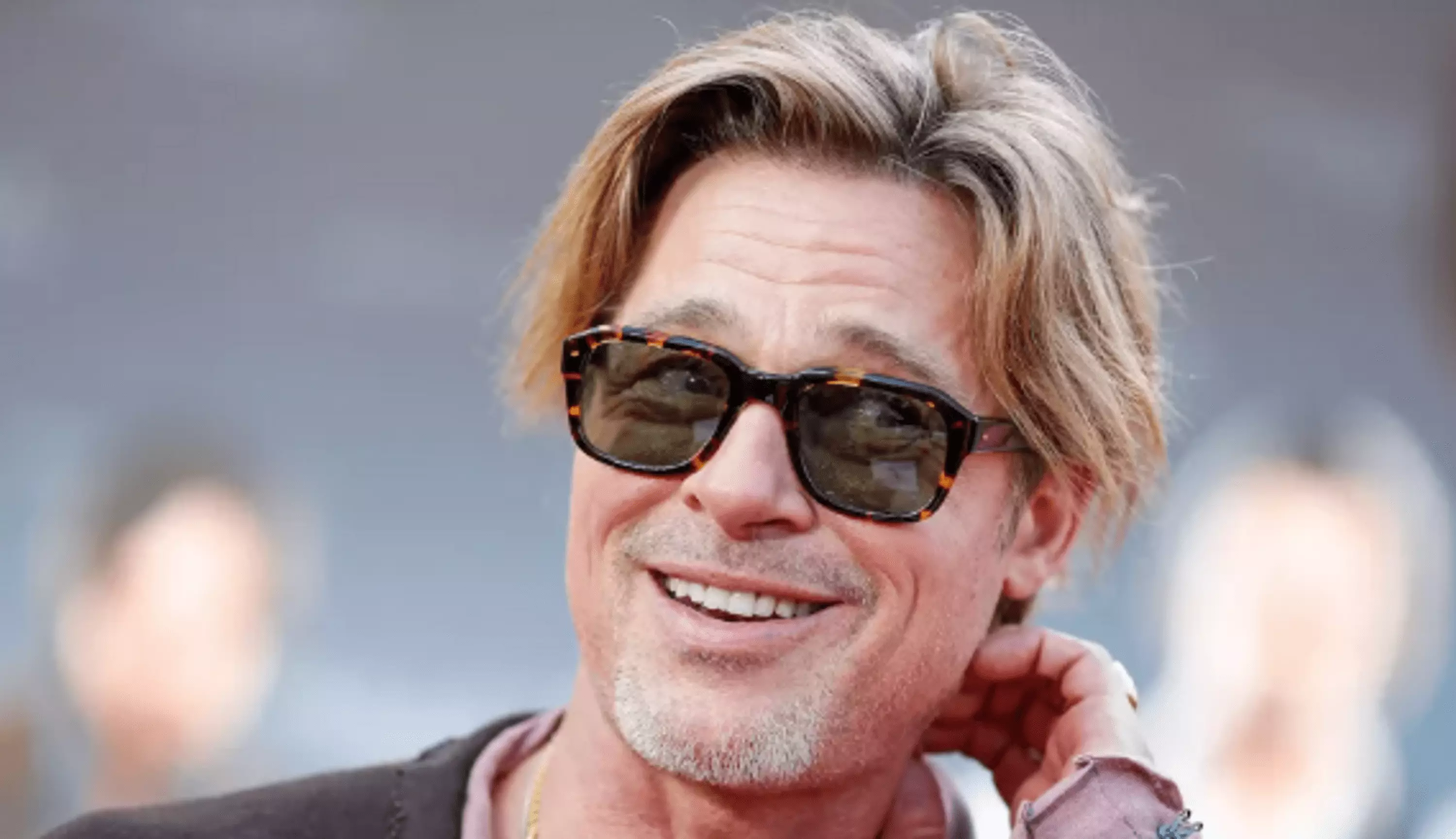 Brad Pitt Muncul Di Permaidani Merah Memakai Hiasan Rambut Yang Istimewa Dan Lengan Panjang Kasual