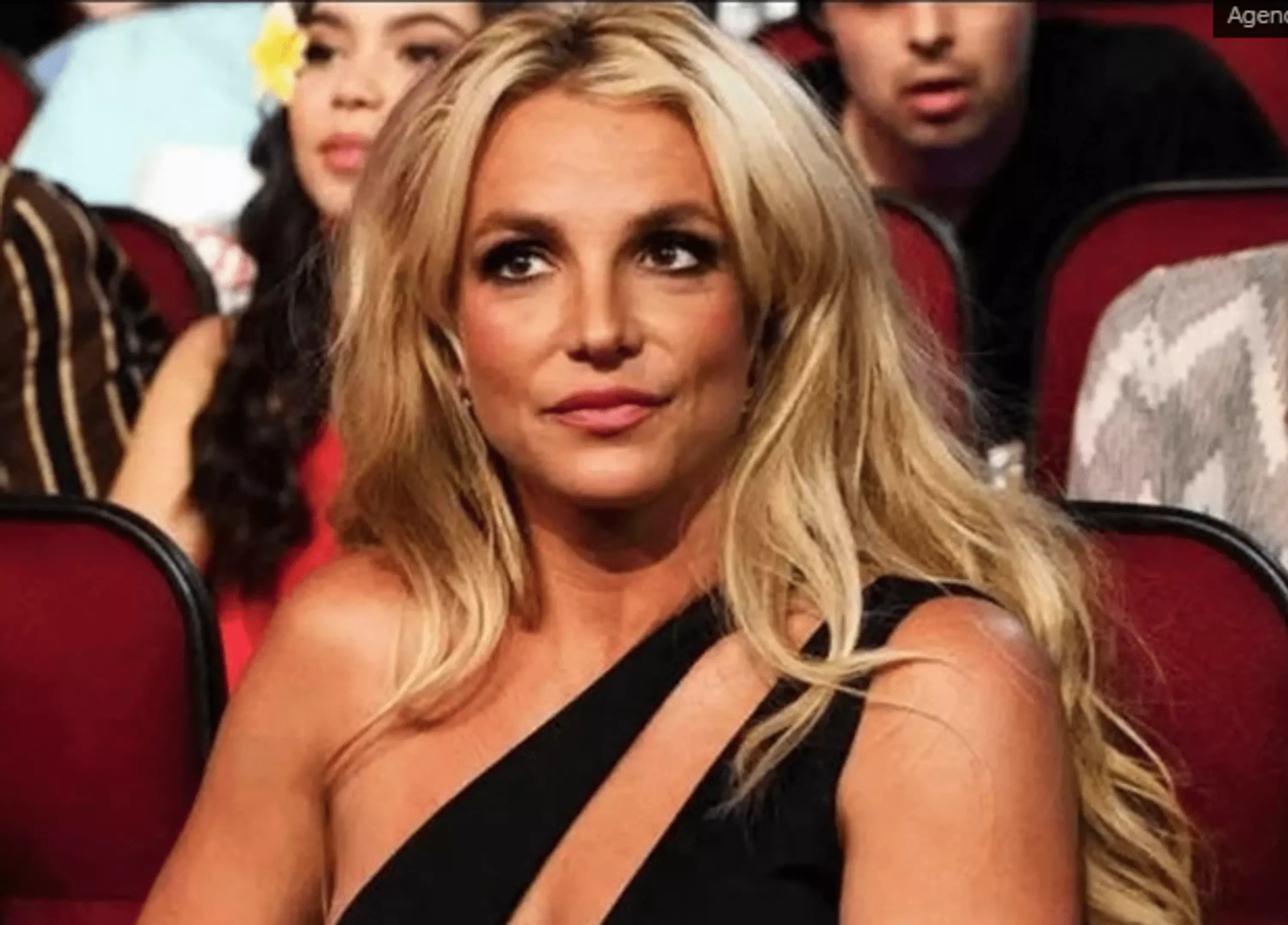 Britney Spears si è messa al volante e ha paralizzato la corsia, rimasta senza benzina