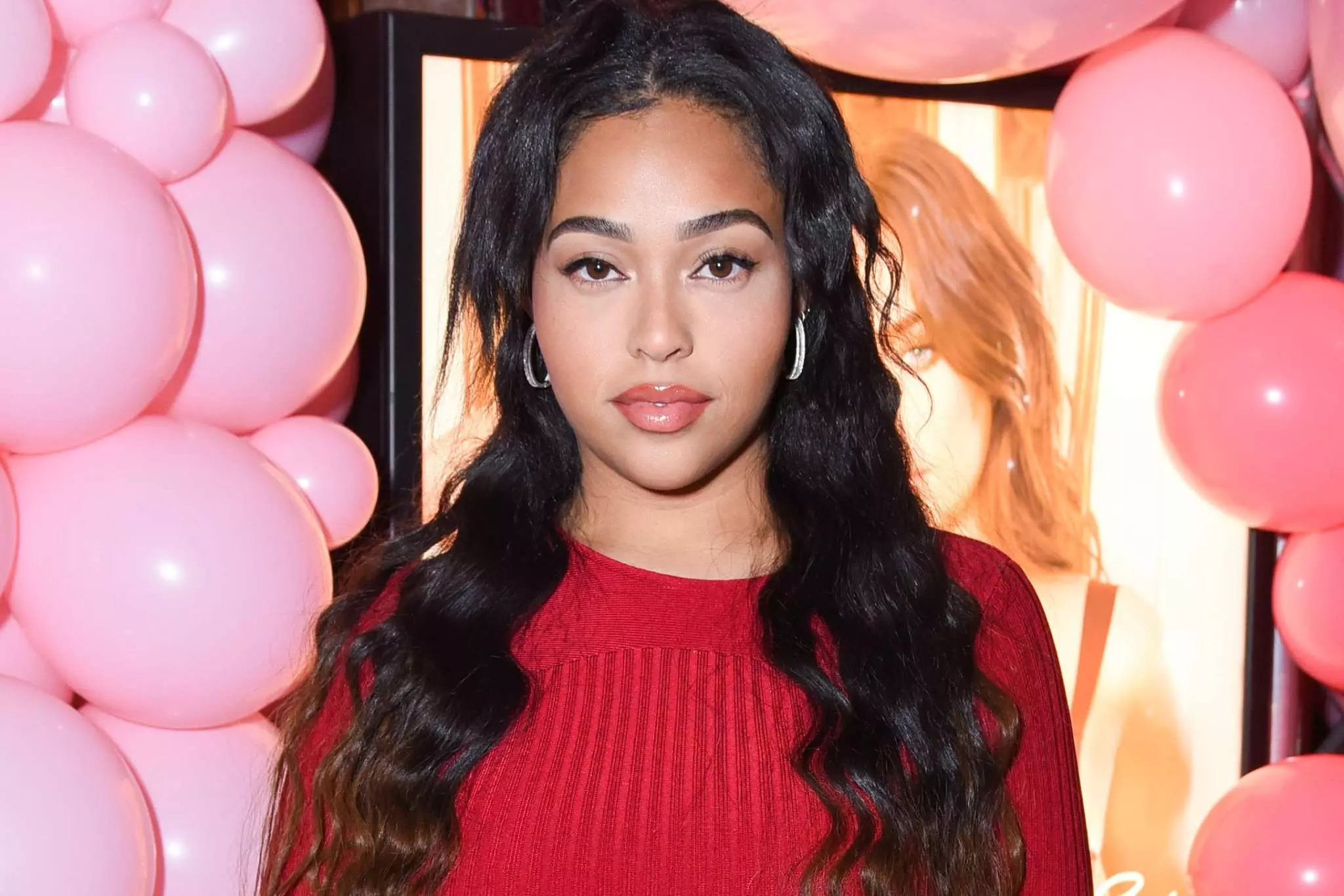 Jordyn Woods Ən Son Fotosunda Parlayır - Bu Qırmızı Gözəlliyi Sürərkən Onu Yoxlayın