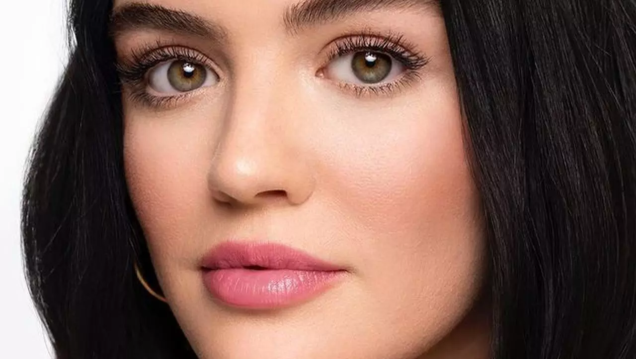 Lucy Hale dia voaravaka amin'ny Dolce & Gabbana miaraka amin'ny volo blonde — Jereo ny bika