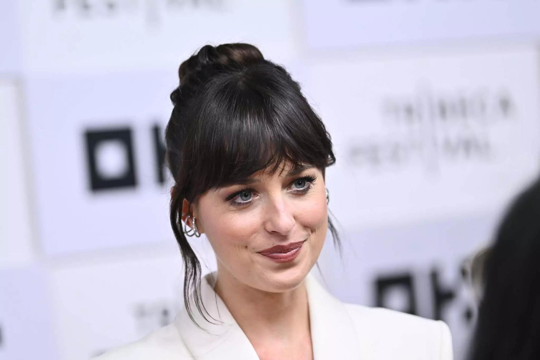 Dakota Johnson vorbește despre rolul ei în filmul Netflix, Persuasiune, bazat pe romanul Jane Austen