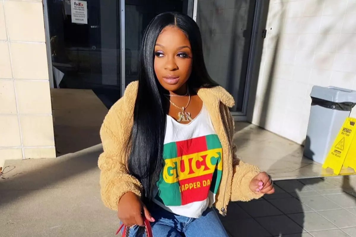 Reginae Carter waxay u rajaynaysaa dhalasho farxad leh Robert Rushing, dhamaan taageerayaashuna waxay u arkaan muuqaalkeeda geesinimada leh ee sawirka qoyska