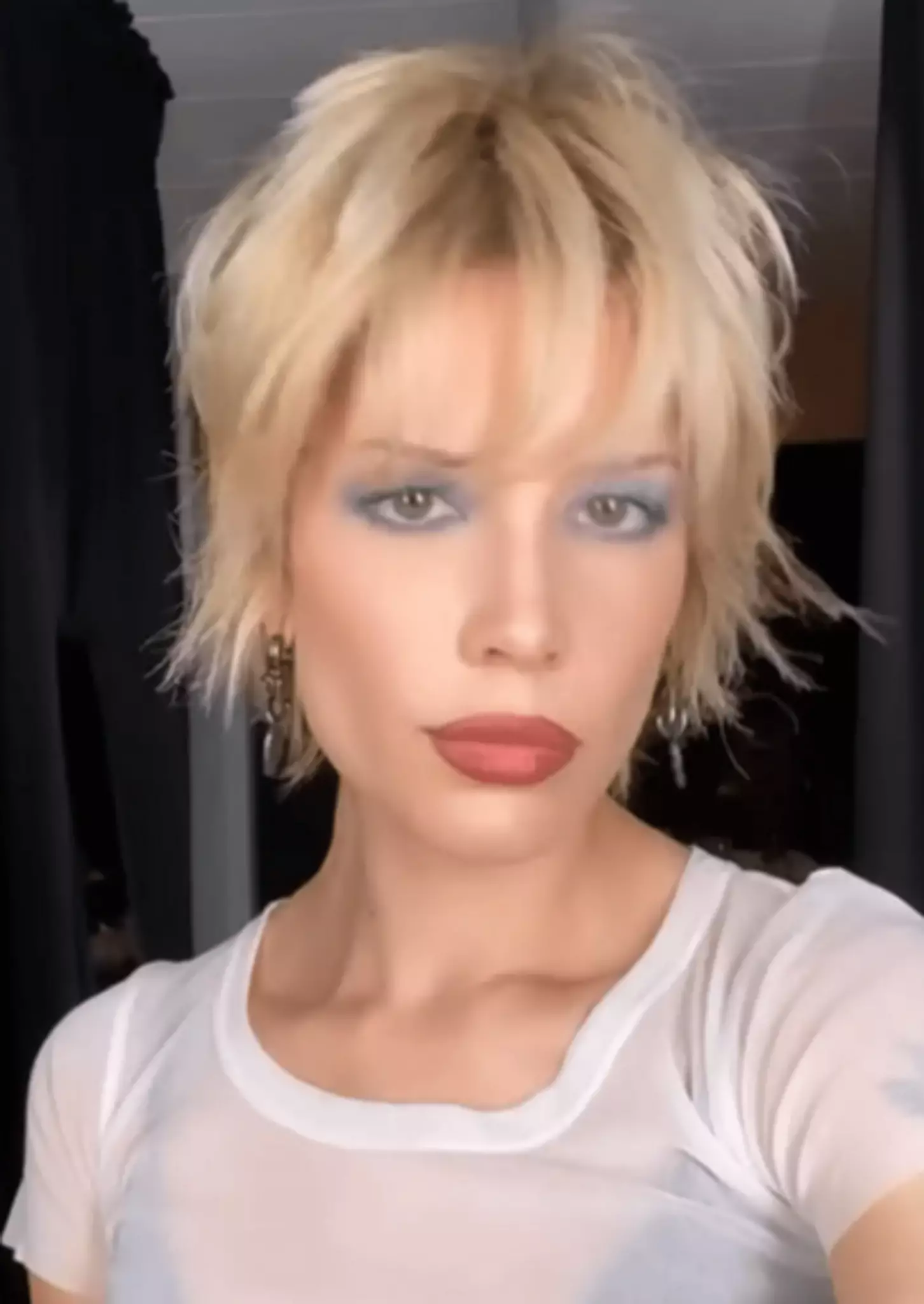 Halsey sot Äddi laang Hoer a probéiert helle Make-up am Stil vun den 1990er Joren