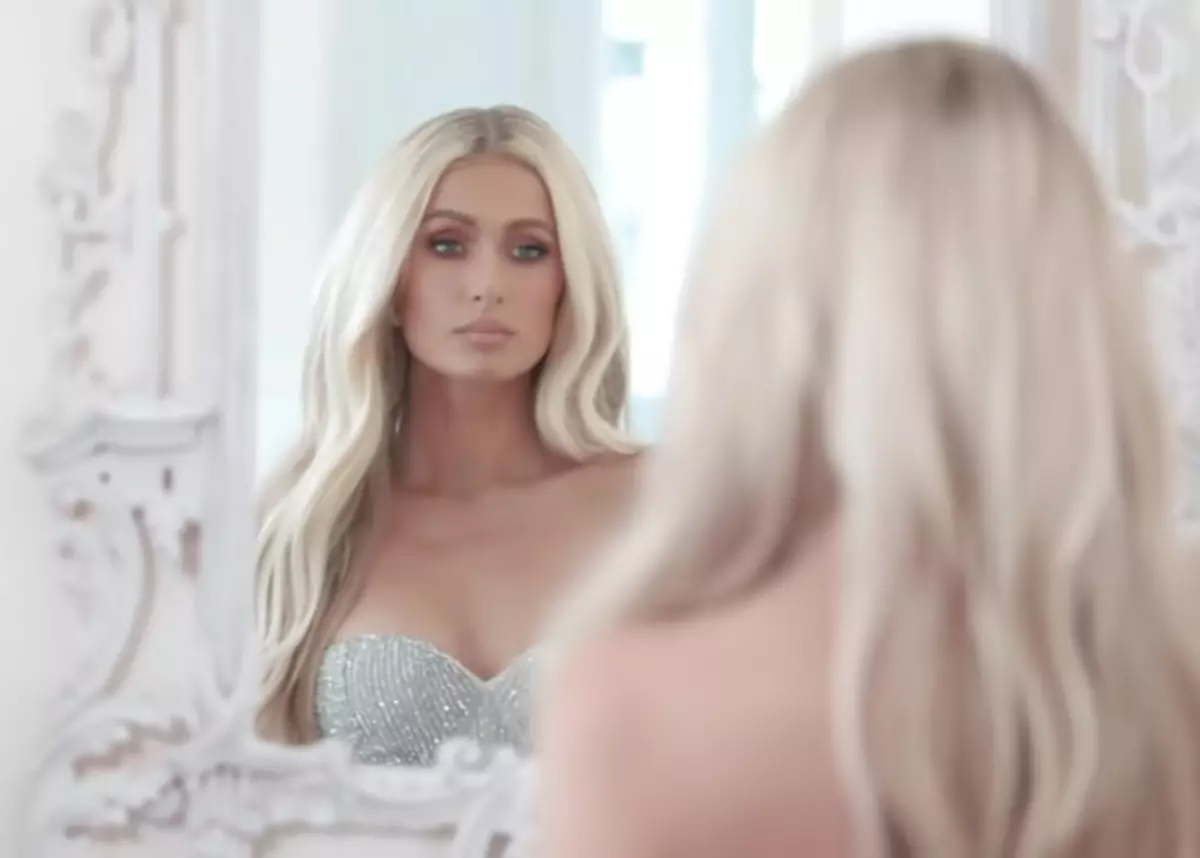 Paris Hilton "Bu Parisdir" adlı viral sənədli filminin nümayişində qalstuklu paltar geyinib.