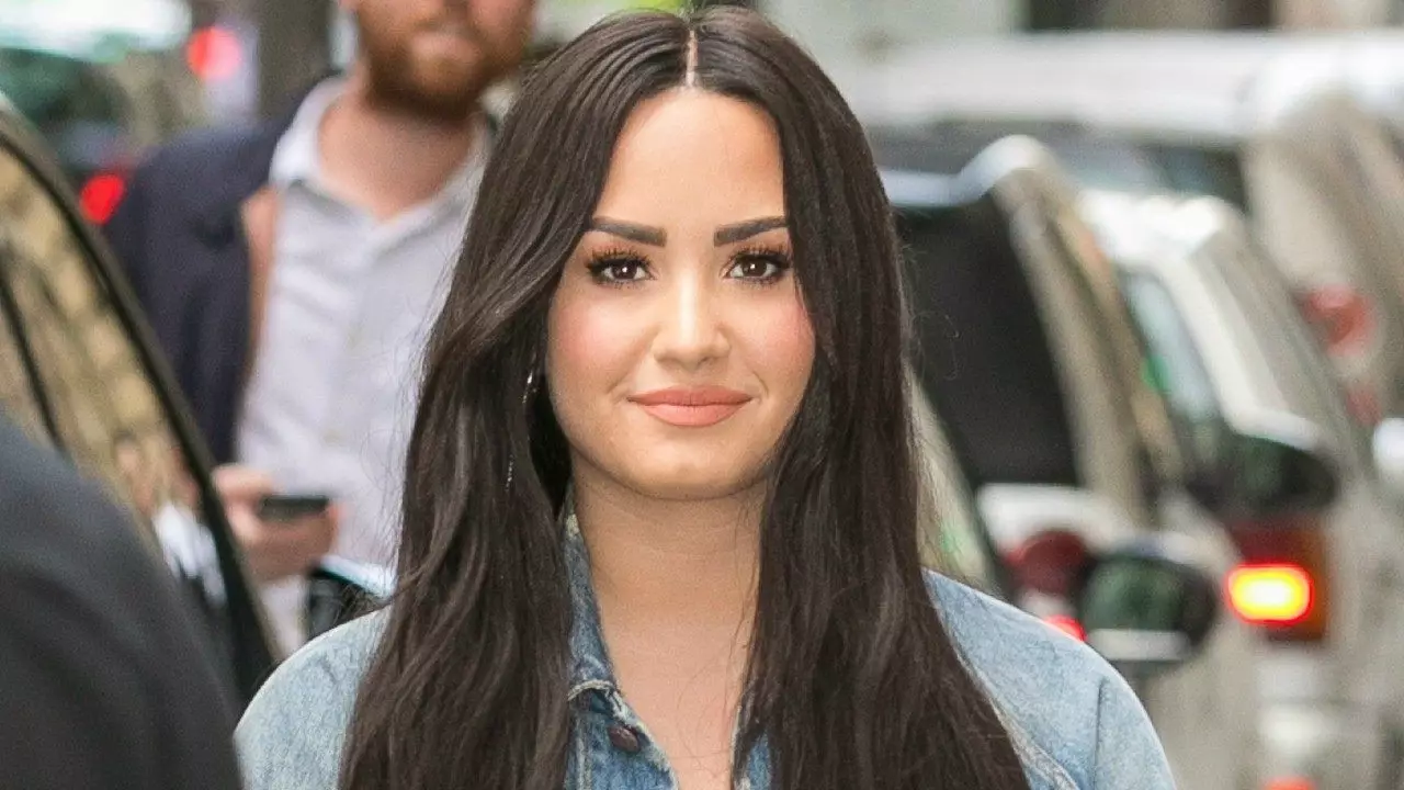 Demi Lovato estreia linda tatuagem de rosa depois de comemorar seis meses sóbria - confira!