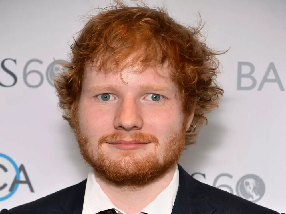 Admhaíonn an tEalaíontóir Tatú Ed Sheeran nach dtaitníonn dúch Ed leis