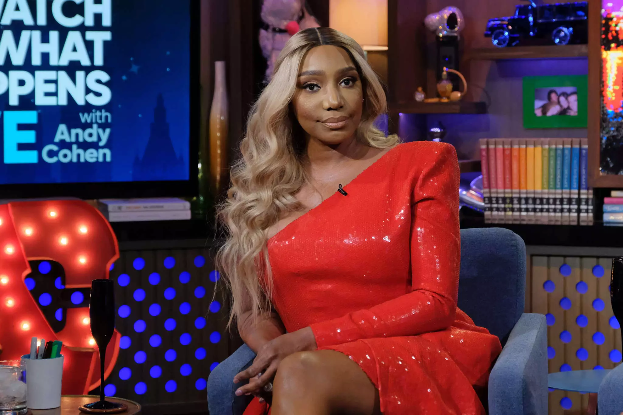 NeNe Leakes Beidzot Dod Faniem Sneak Peek Of Viņas Atlanta Lounge! Skatiet Video