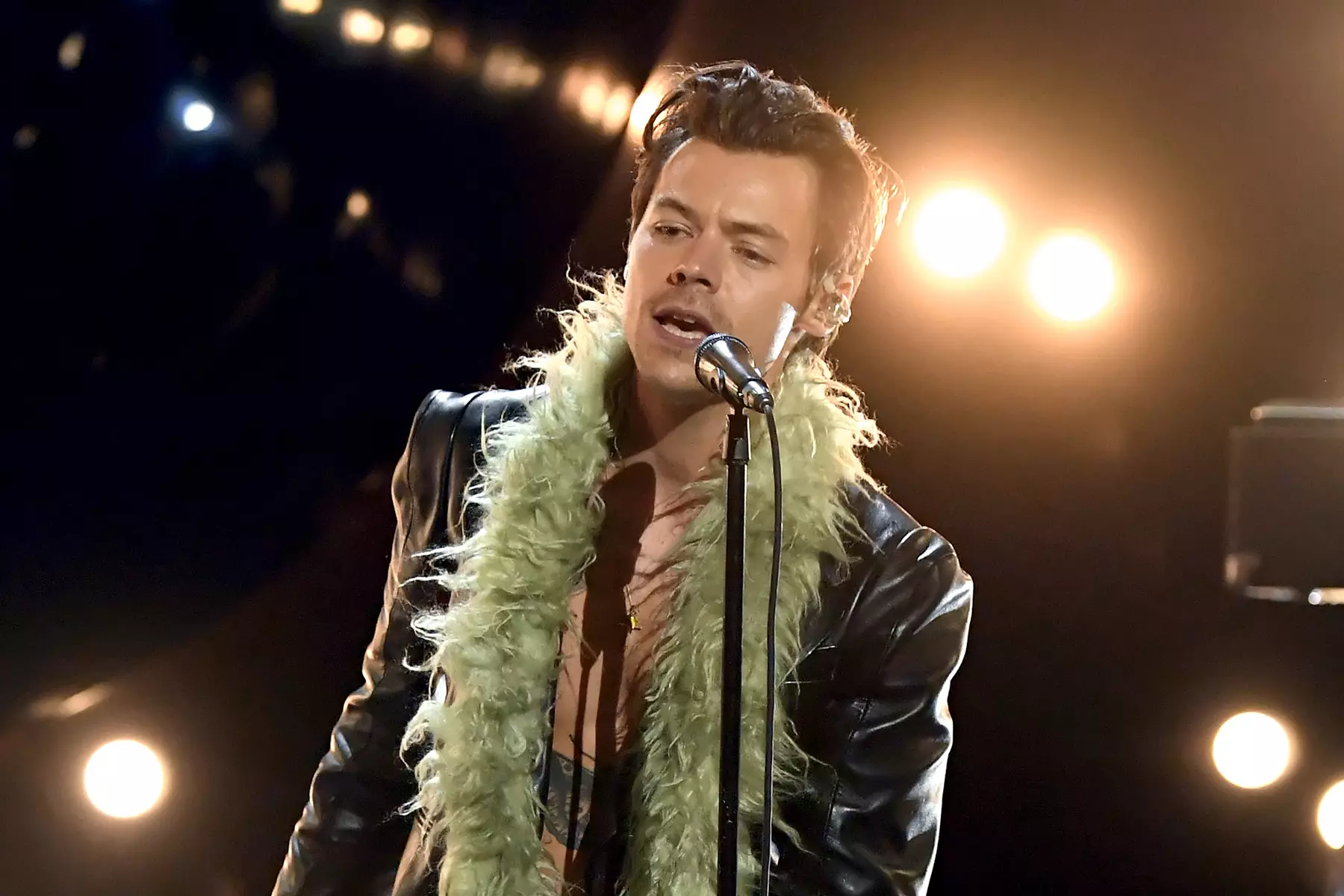 Ajụrụ Harry Styles ọrụ Elvis na nke a bụ ihe kpatara ya