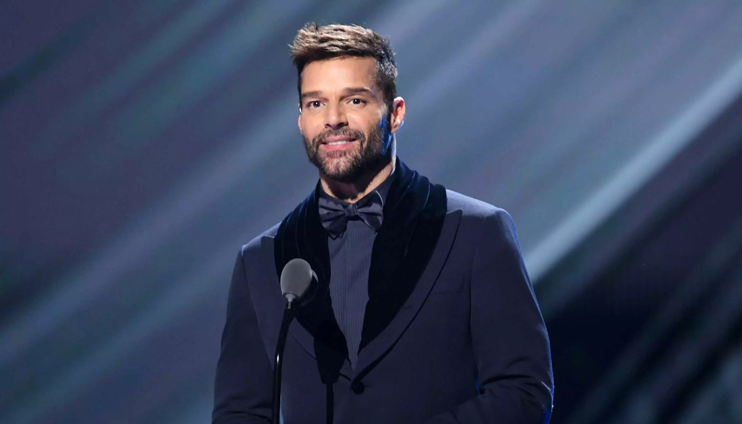 Ricky Martin enfrenta acusações de violência doméstica que as refuta como falsidade