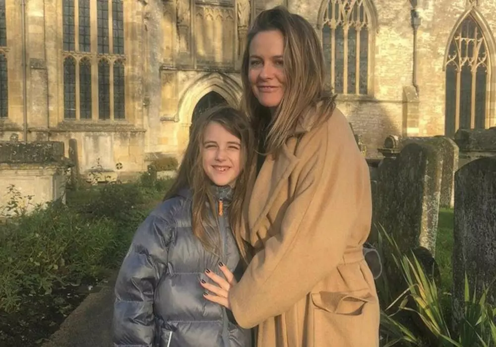 Alicia Silverstone révèle qu'elle "prend des bains" avec son fils de 9 ans et que les fans le perdent