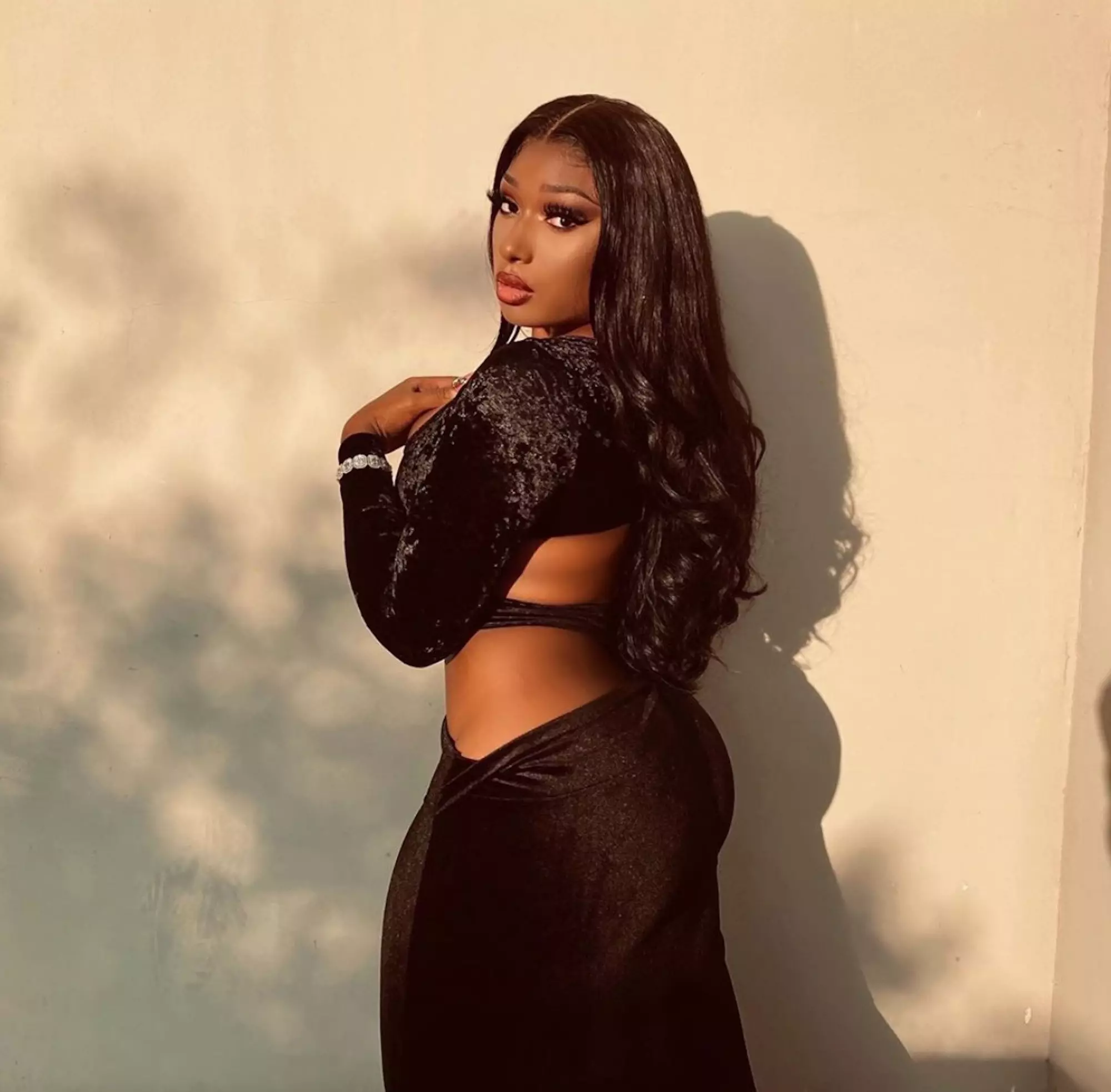 Megan Thee Stallion Shades Tory Lanez と元親友の Kelsey が「Shots Fired」で