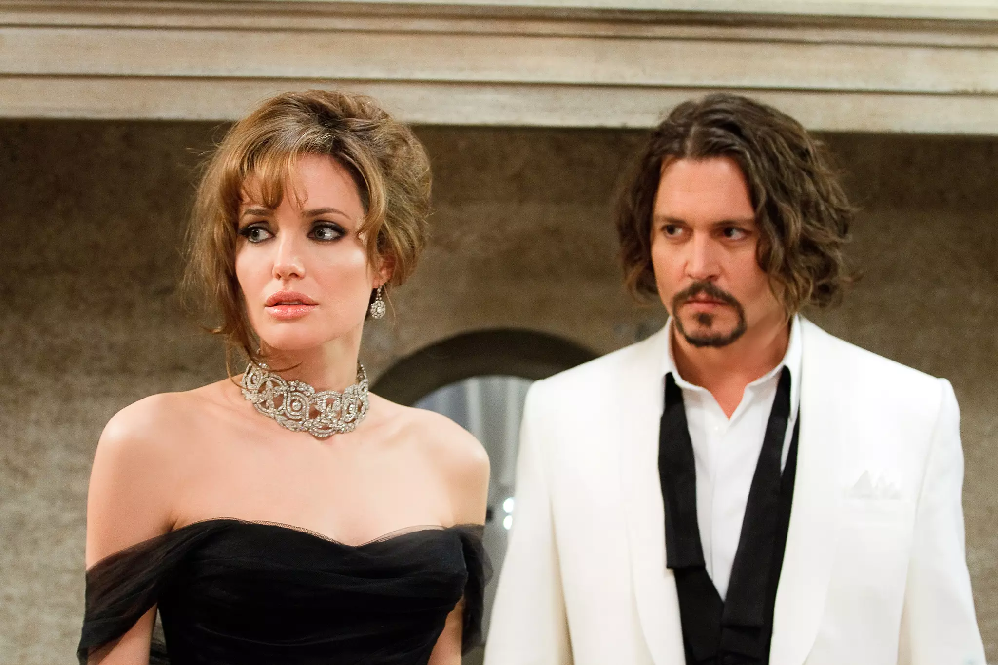 Johnny Depp natáčí svůj záběr s Angelinou Jolie? - Údajně se tvrdě drtí a snaží se jí 'navést'!