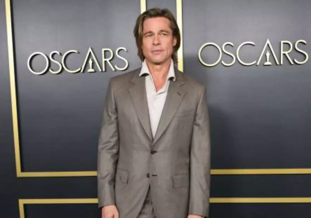 Brad Pitt a des blagues ! Un acteur de renommée mondiale porte une étiquette nominative pour le déjeuner des Oscars