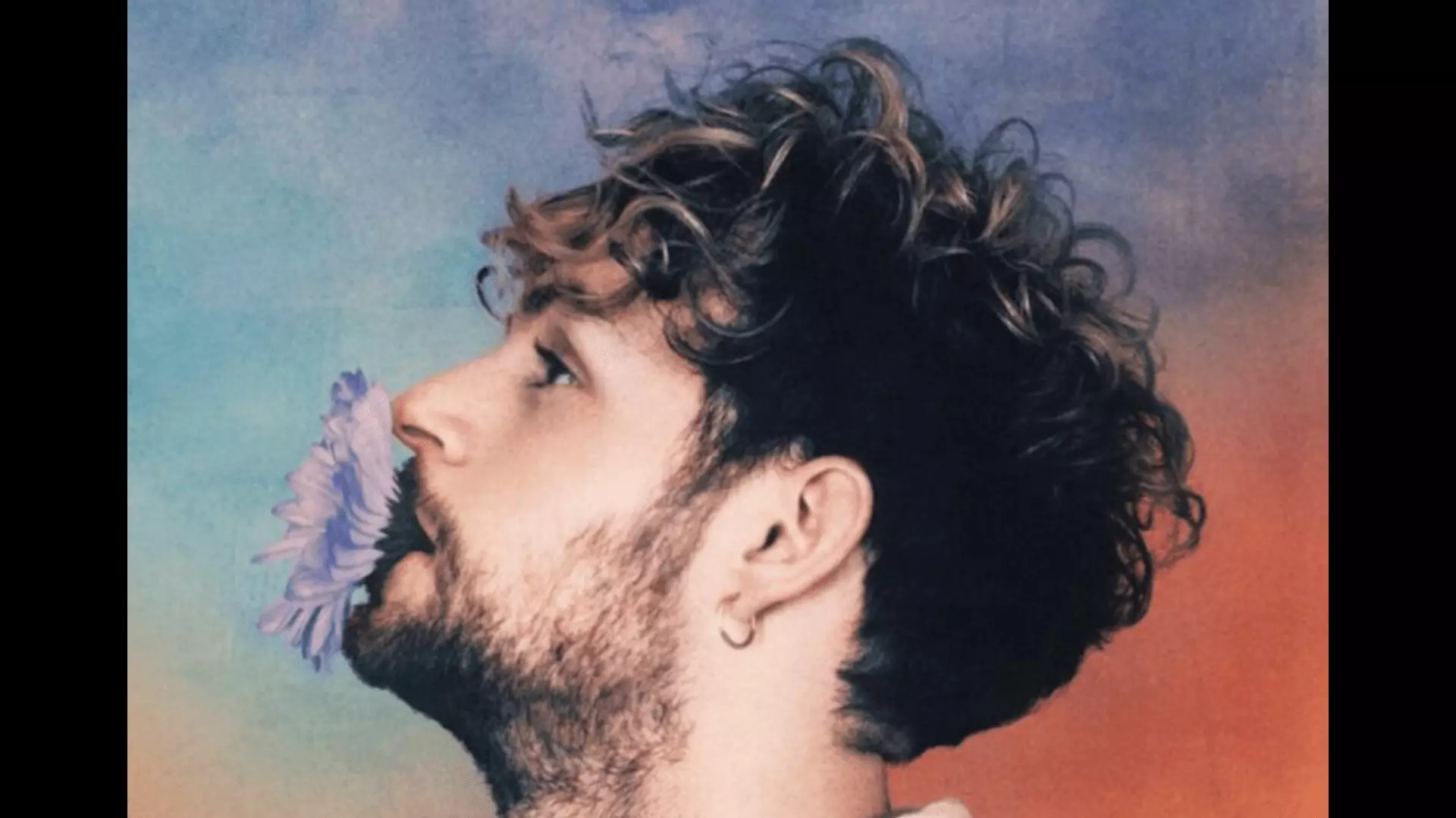 O le pepese Tom Grennan na taofia i le falemaʻi ina ua maeʻa se osofaʻiga faomea