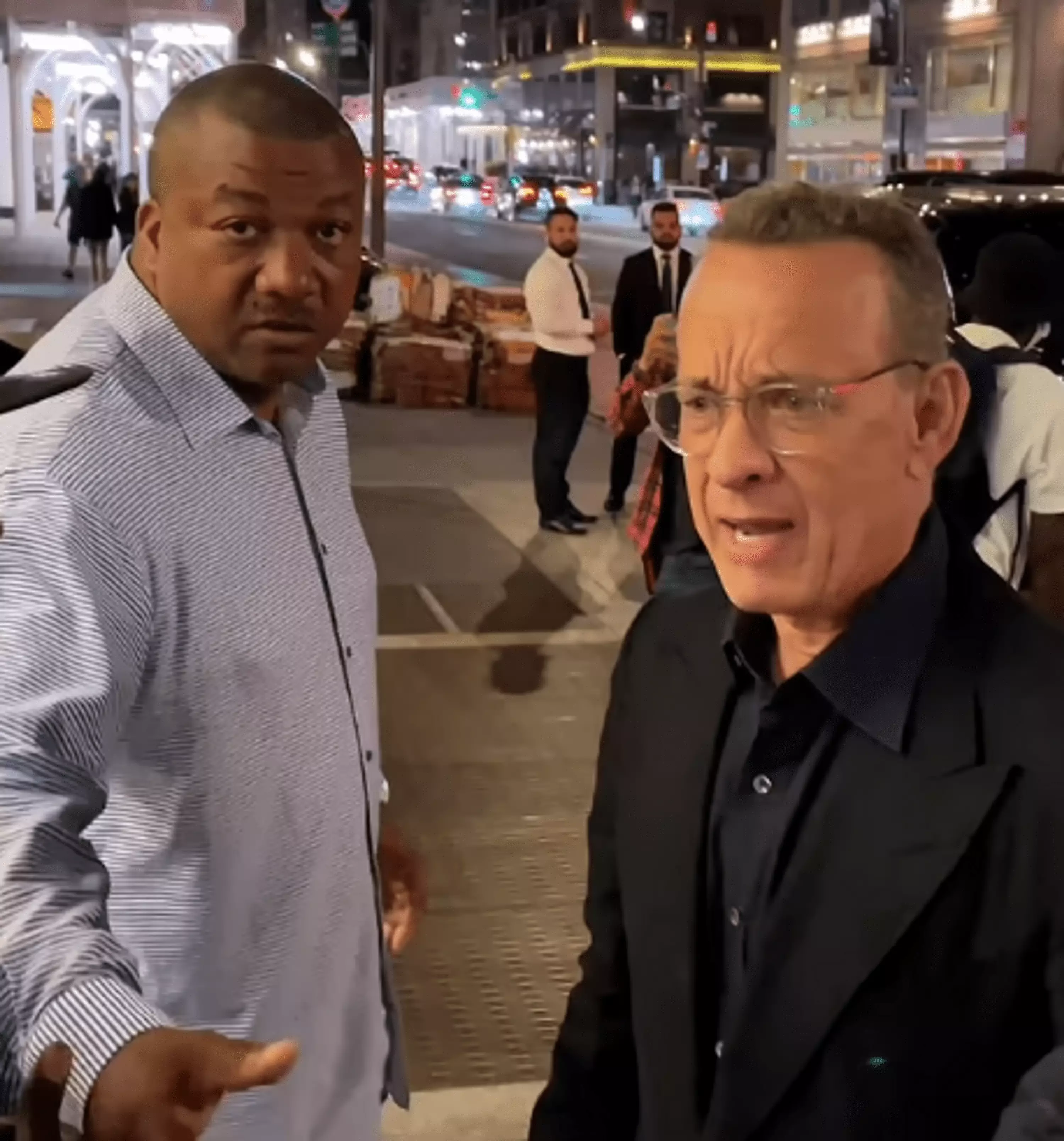 Tom Hanks akapindura kune vateveri vakagogodza Rita Wilson kubva patsoka dzake