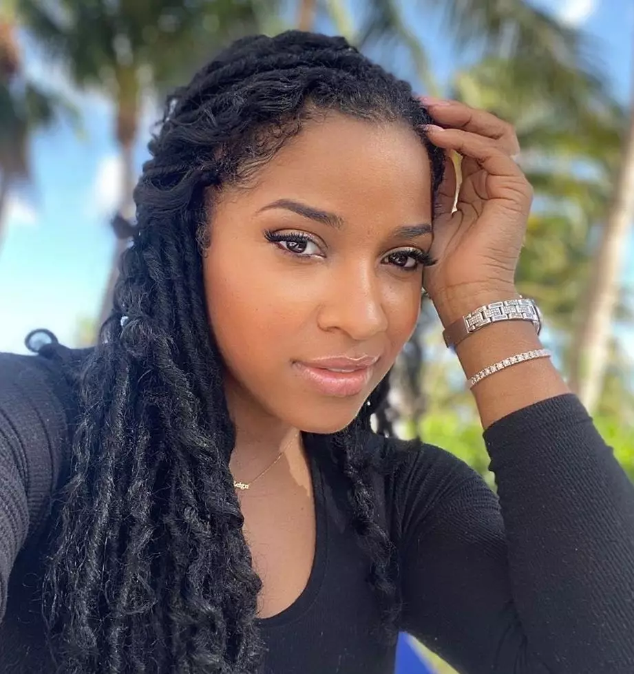 Toya Johnson pronk mei har natuerlike hier - Besjoch de fideo