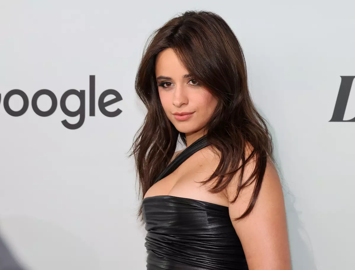 Camila Cabello muestra algo de piel y una pantalla pechugona mientras usa un vestido Peekaboo sin espalda en una publicación reciente de Instagram